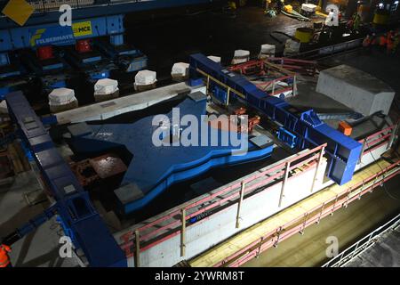 Weener, Germany. 11th Dec, 2024. Numerous Deutsche Bahn guests watch ...