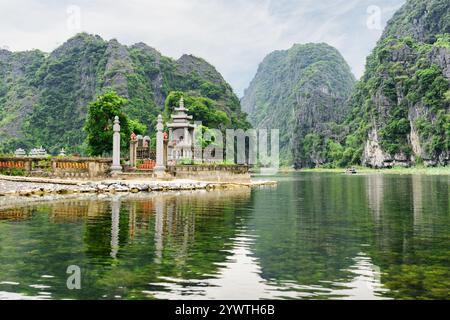 Natural karst towers reflected in the Ngo Dong River, Vietnam Stock ...