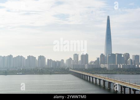 Awesome view of Jamsil Railway Bridge over the Han River (Hangang) and ...