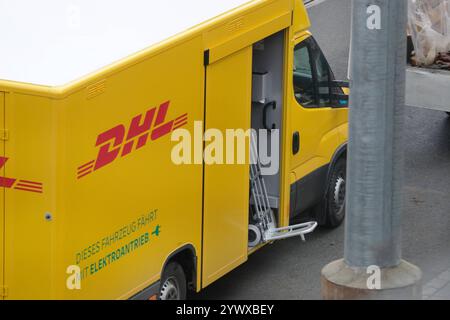 DHL Paketfahrer bei der Auslieferung. DHL *** DHL parcel driver ...
