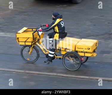 DHL Postbote bei der Auslieferung DHL - Postzusteller *** DHL letter ...