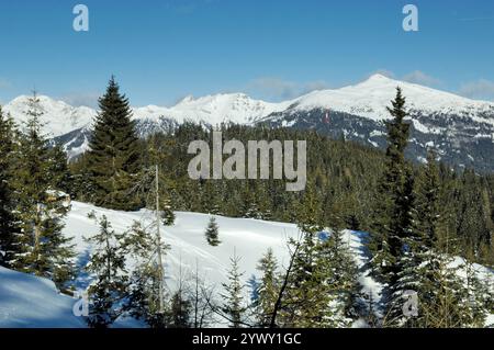 Views along wth winter walking patch from Katschberg to the Pritzhütte ...
