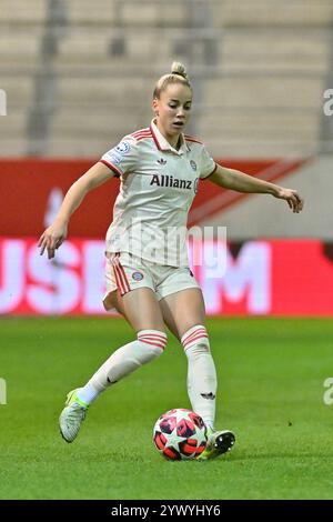 am BAll Giulia GWINN (FCB #7)/Einzelfoto/Freisteller/Frauen Bundesliga ...