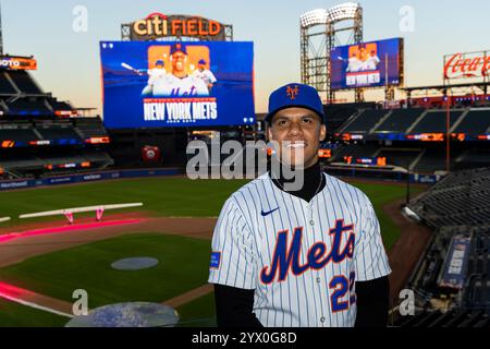 New York Mets' Juan Soto swings during the third inning of a spring ...