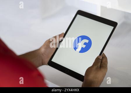Facebook Logo on Tablet Screen Stock Photo - Alamy