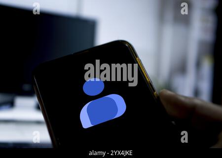 Google Contacts logo on phone screen Stock Photo - Alamy