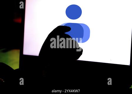 Google Contacts logo on phone screen Stock Photo - Alamy