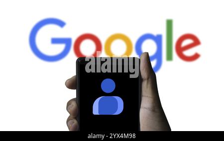 Google Contacts logo on phone screen Stock Photo - Alamy