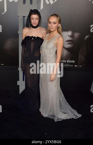 Emma Corrin und Lily-Rose Depp bei der Premiere des Kinofilms ...