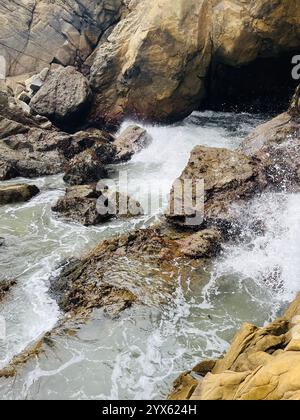 A natural view of big waves hitting the rock in the seashore Stock ...