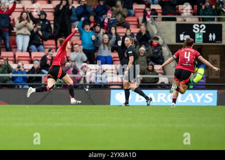 Dominique Janssen (17 Manchester United Women) running with the ball ...