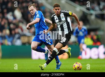 Leicester City's Oliver Skipp (right) and Derby County's Liam Thompson ...