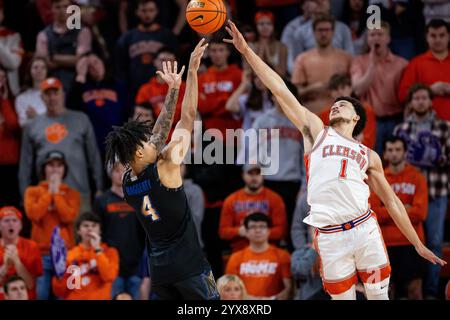 Memphis guard PJ Haggerty (4) shoots defended by Rice guard Denver ...