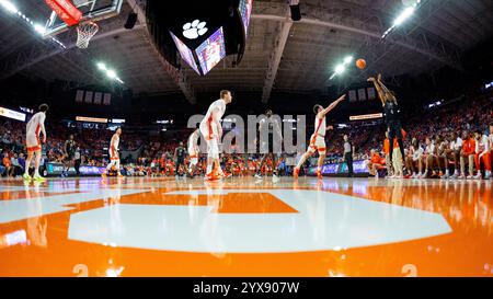 Memphis guard PJ Haggerty (4) shoots defended by Rice guard Denver ...
