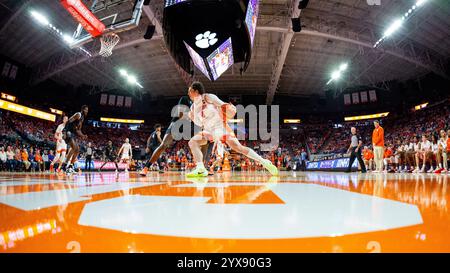Memphis forward Dain Dainja (42) and teammates sign a plaque after ...
