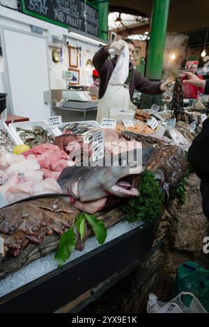 FISHMONGER AT BOROUGH MARKET IN LONDON, UK Stock Photo - Alamy