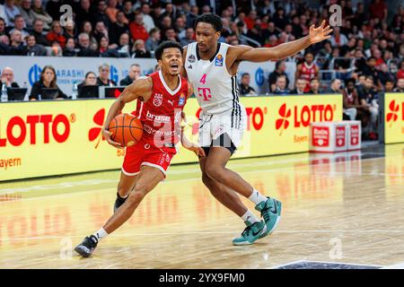 Phlandrous Fleming Jr. (Telekom Baskets Bonn #4) mit Ball gegen Jacob ...