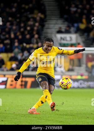 #27, Jean-Ricner Bellegarde of Wolverhampton Wanderers in action with ...