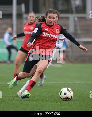 Loreen Bender (Bayer 04 Leverkusen, #19) am Ball Google Pixel Frauen ...