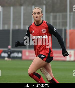 Cornelia Kramer (Bayer 04 Leverkusen, #7), Annalena Rieke (SGS Essen, #17). Google Pixel Frauen ...