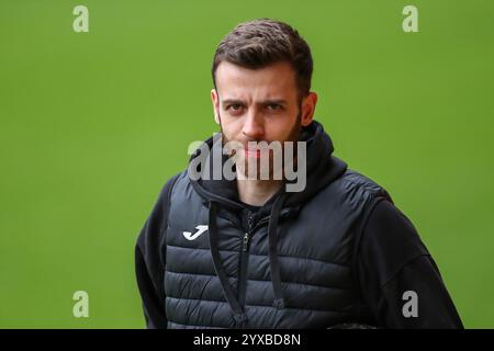 Angus Gunn of Norwich City arrives before the Sky Bet Championship ...