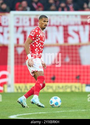 Moritz Jenz (1. FSV Mainz 05 #3) dirigiert seine Mitspieler Spiel vom ...