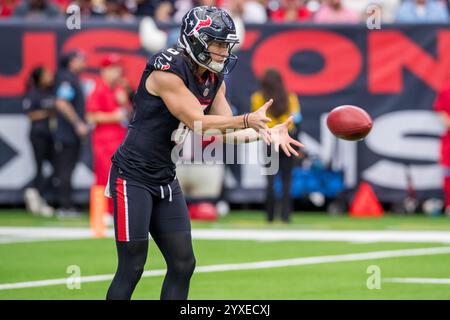 Houston Texans punter Tommy Townsend (6) kicks during the second half ...