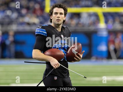 Detroit Lions kicker Jake Bates (39) gets set to take a kick against ...