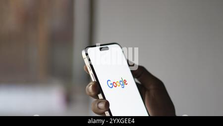 Google Logo on Smartphone Stock Photo - Alamy