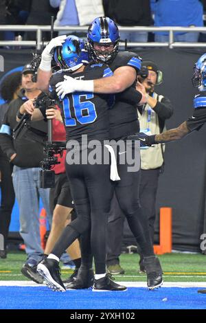 Detroit Lions Dan Skipper (70) acknowledges the Lions fans as he walks ...