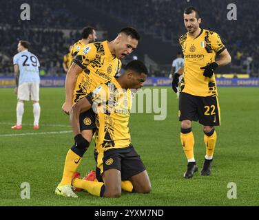 Inter Milan's Denzel Dumfries celebrates after scoring his side's ...