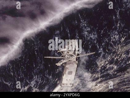 THE PERFECT STORM 2000 Warner Bros, film Stock Photo - Alamy