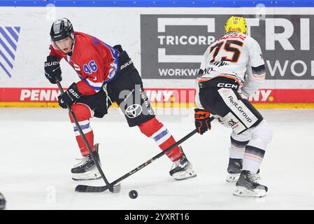 Kevin Niedenz (Koeln) im Zweikampf mit Markus Niemelaeinen (Berlin ...