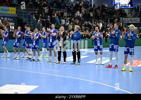 Die Spieler des VfL Gummersbach bejubeln den Heimsieg gegen den TVB ...