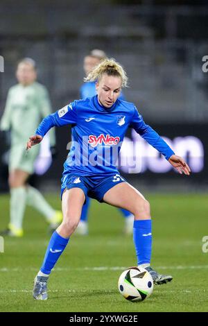 Vanessa Diehm (TSG Hoffenheim, #32) im Zweikampf mit Kathrin Hendrich ...