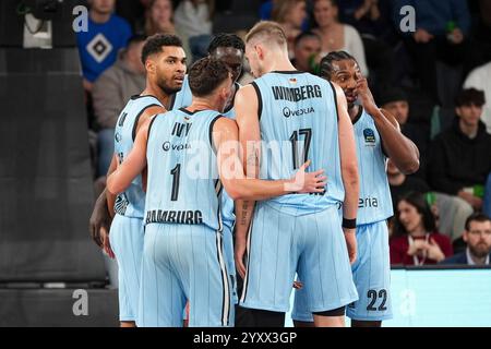 Niklas Wimberg (Hamburg Towers, #17), Noah Locke (Bamberg Baskets, #01), Brae Ivey (Hamburg ...