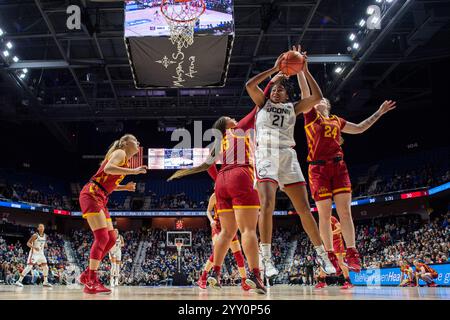 UConn forward Sarah Strong (21) shoots as Marquette guard Halle Vice ...