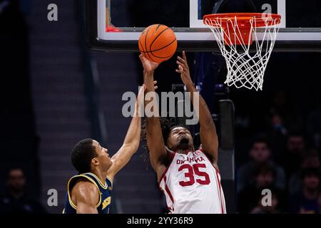 Oklahoma forward Glenn Taylor Jr. (35) drives the ball pass Missouri ...