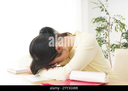 Sleep-deprived young woman Stock Photo - Alamy