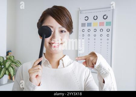 Woman conducting a vision test Stock Photo - Alamy