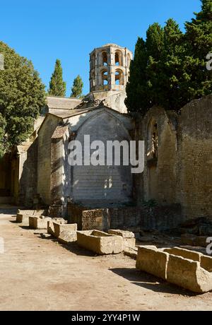 Les Alyscamps burial ground and the ancient church of St Honorat at ...
