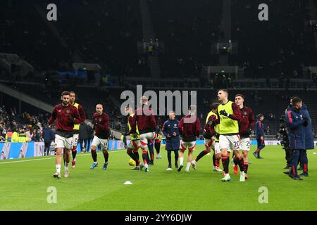 Tottenham Hotspur players ahead of kick off during the Premier League ...