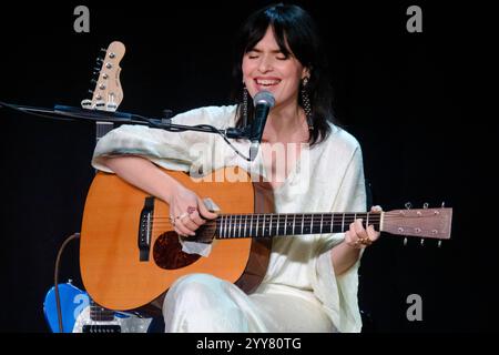 Italian singer Music Concert - Erica Mou - Cerchi Erica Mou Bari Teatro ...