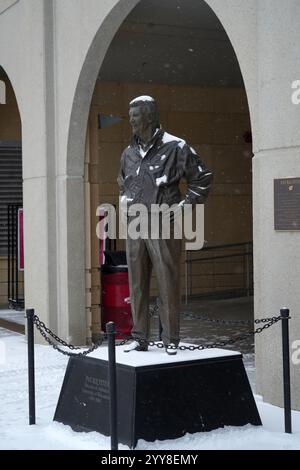 A statue of former Wisconsin Badgers athletic director Pat Richter in ...