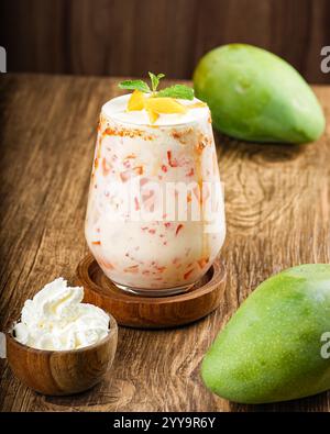 Mango fruit slices and cubes in wooden bowl Stock Photo - Alamy