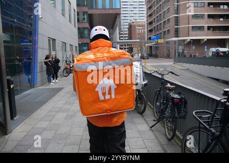 Lieferdienst Fahrer von Lieferando liefert Essen aus. Lieferdienste ...