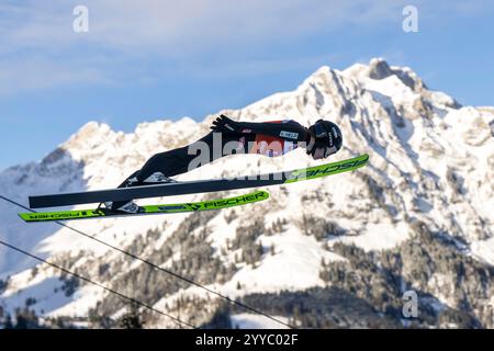 Ingvild Synnoeve Midtskogen (Norwegen) vor dem Sprung auf der Schanze ...