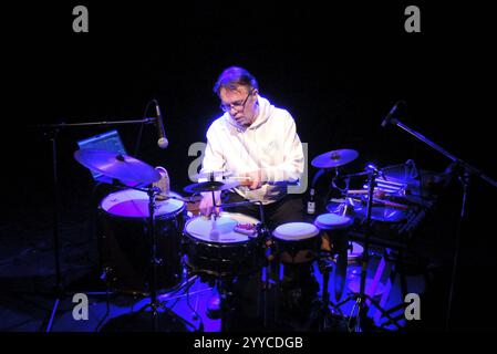 Der deutsche Jazz-Schlagzeuger Peter Eisold in der Mülheimer VolXbühne ...