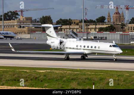 Gulfstream G550 (REG: P4-BFR) backtracking runway 31 for departure ...