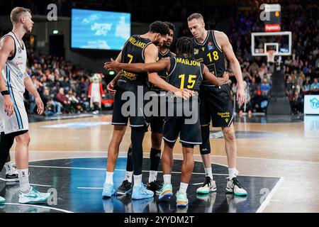 Hamburg, Deutschland. 21st Dec, 2024. die Riesen beim Huddle, GER, Veolia Towers Hamburg vs MHP ...